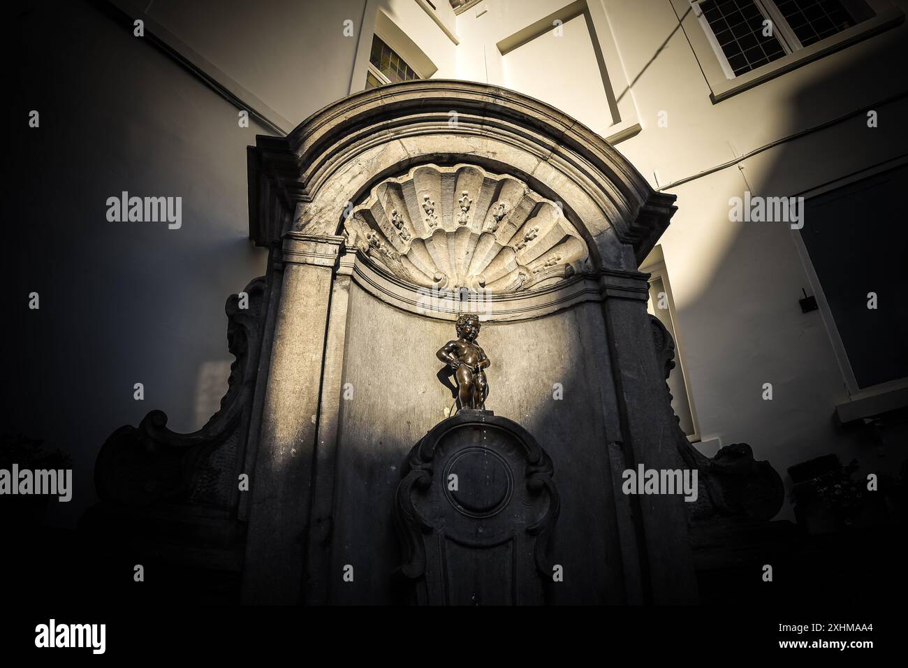 The Iconic Manneken Pis Statue in Sunlight - Brussels, Belgium Stock ...