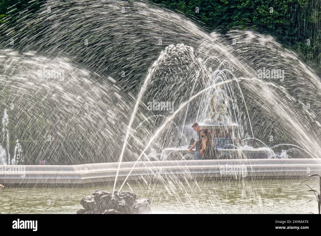 Endlich Sommer. Touristen zwischen den Fontänen der Springbrunnen von ...