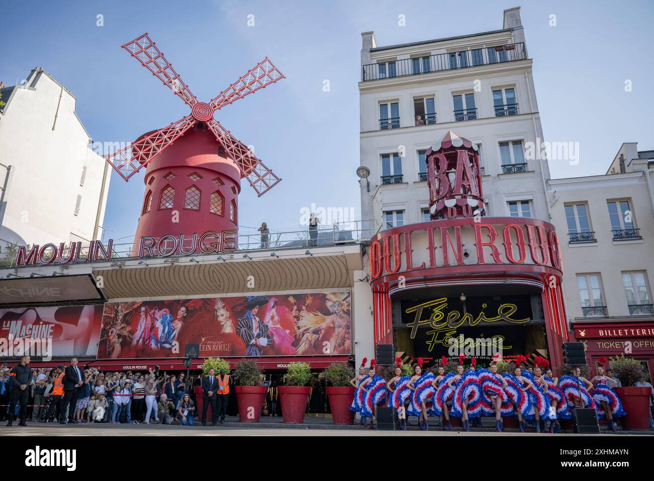 Moulin rouge paris dancers hi-res stock photography and images - Alamy