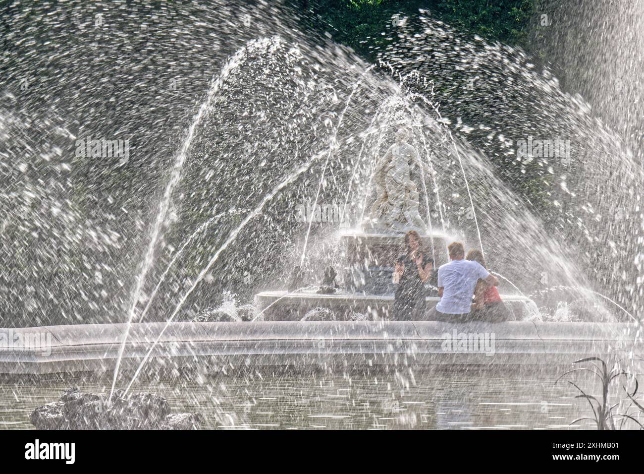 Endlich Sommer. Touristen zwischen den Fontänen der Springbrunnen von ...