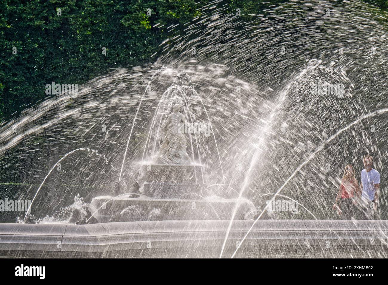 Endlich Sommer. Touristen zwischen den Fontänen der Springbrunnen von ...