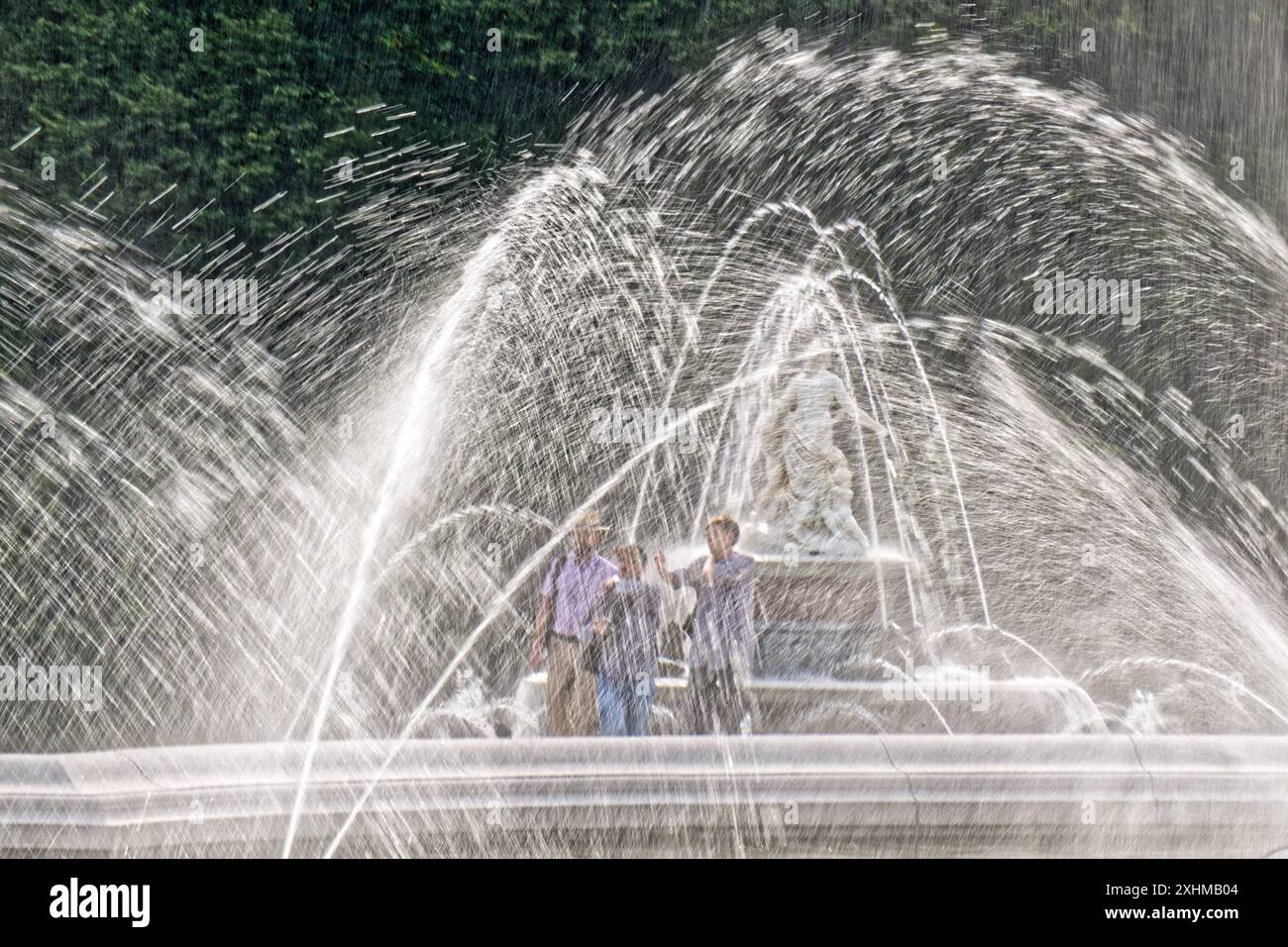 Endlich Sommer. Touristen zwischen den Fontänen der Springbrunnen von ...