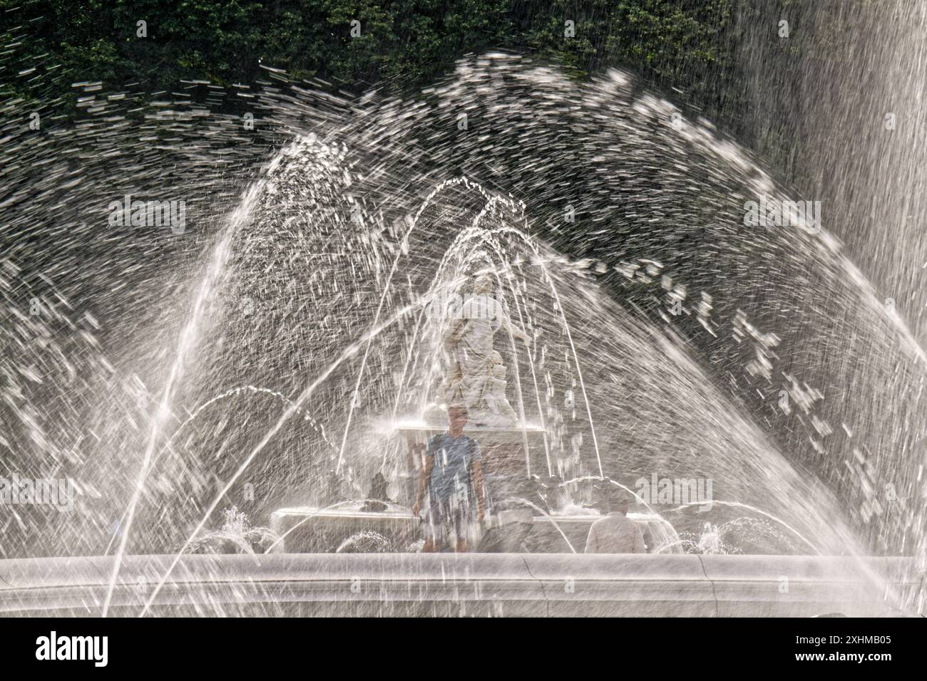 Endlich Sommer. Touristen zwischen den Fontänen der Springbrunnen von ...