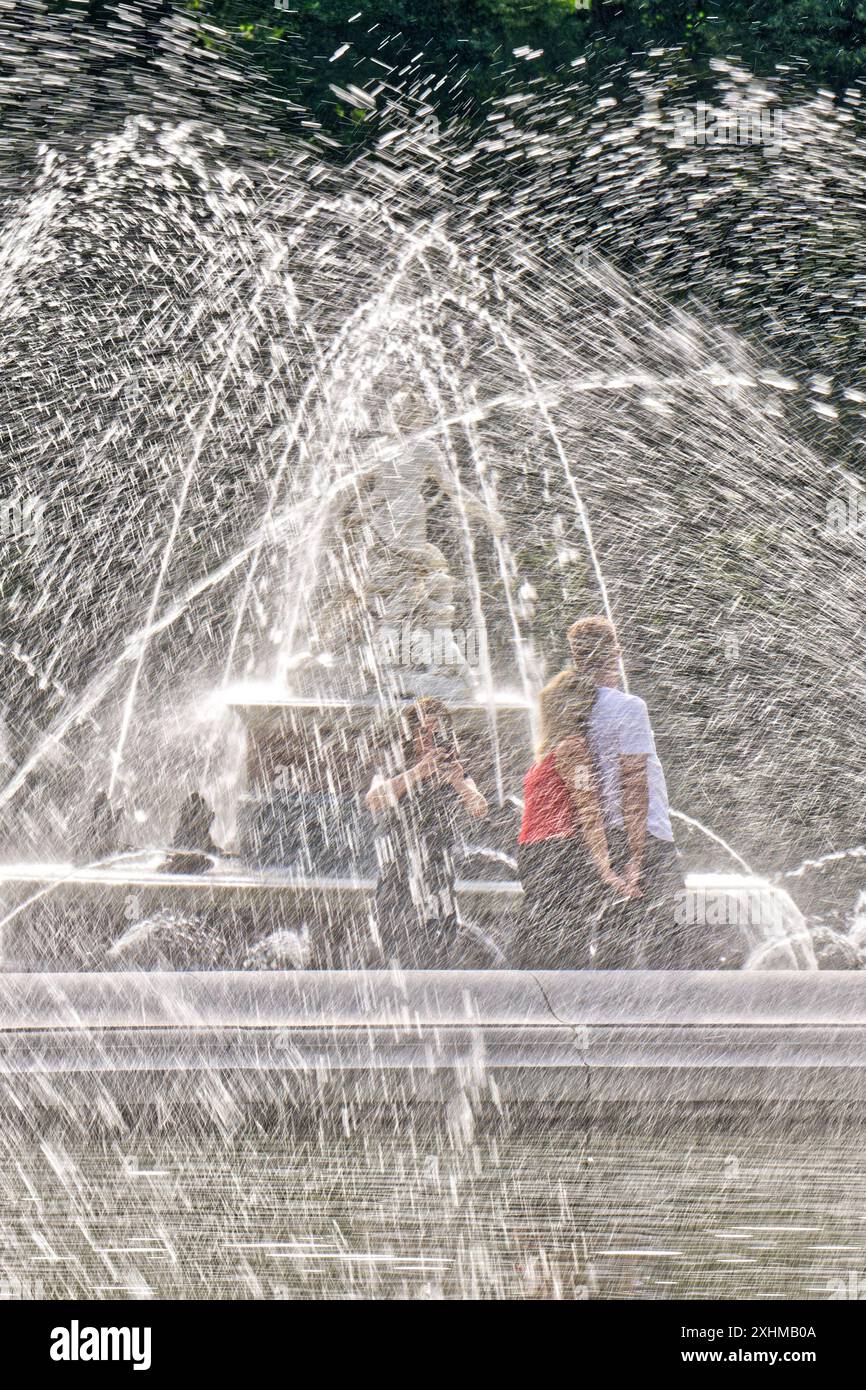 Endlich Sommer. Touristen zwischen den Fontänen der Springbrunnen von ...