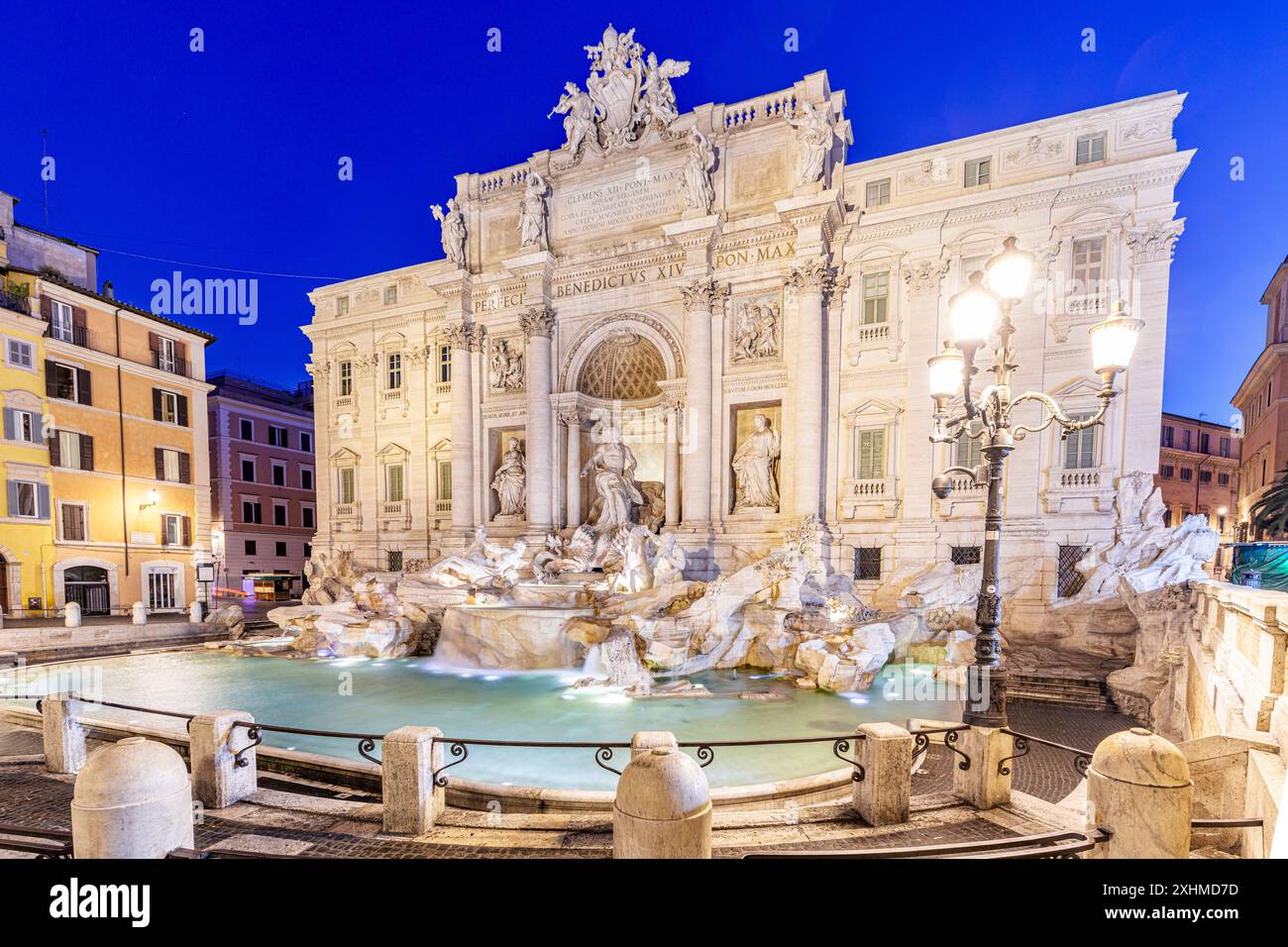 Piazza di trevi people hi-res stock photography and images - Alamy