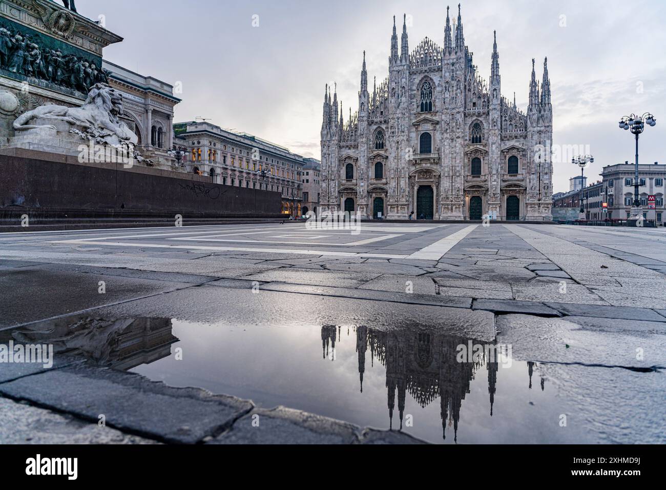 Spire of duomo di milano hi-res stock photography and images - Alamy