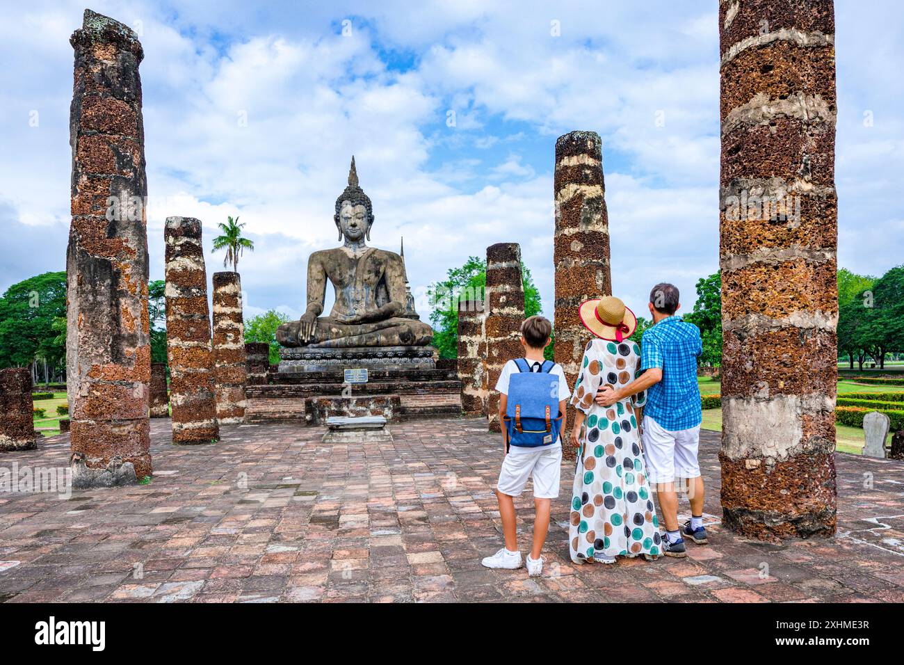 Children looking at a sculpture hi-res stock photography and images - Alamy