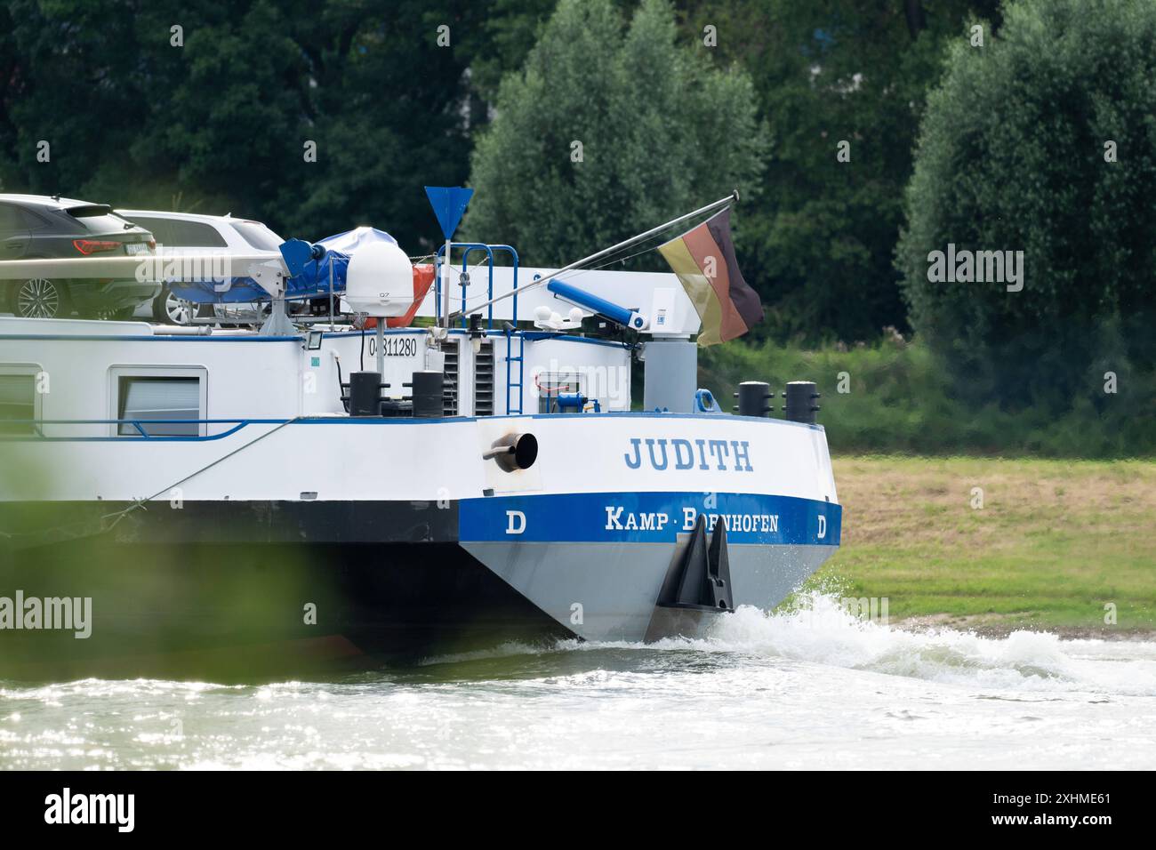 Das Tankschiff TMS Judith, Tanker, faehrt fuer die MTS Maintank ...