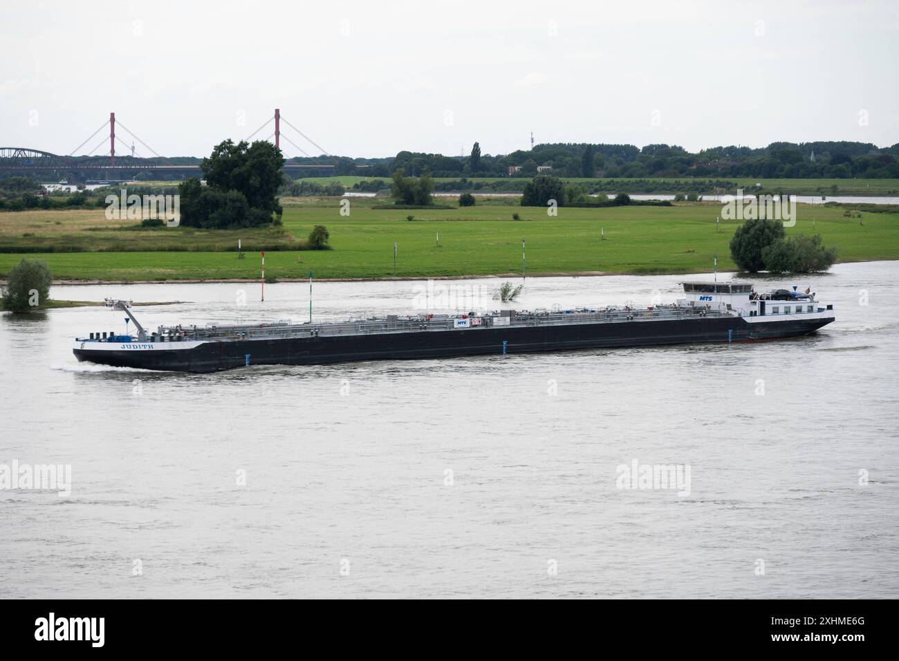 Das Tankschiff TMS Judith, Tanker, faehrt fuer die MTS Maintank ...