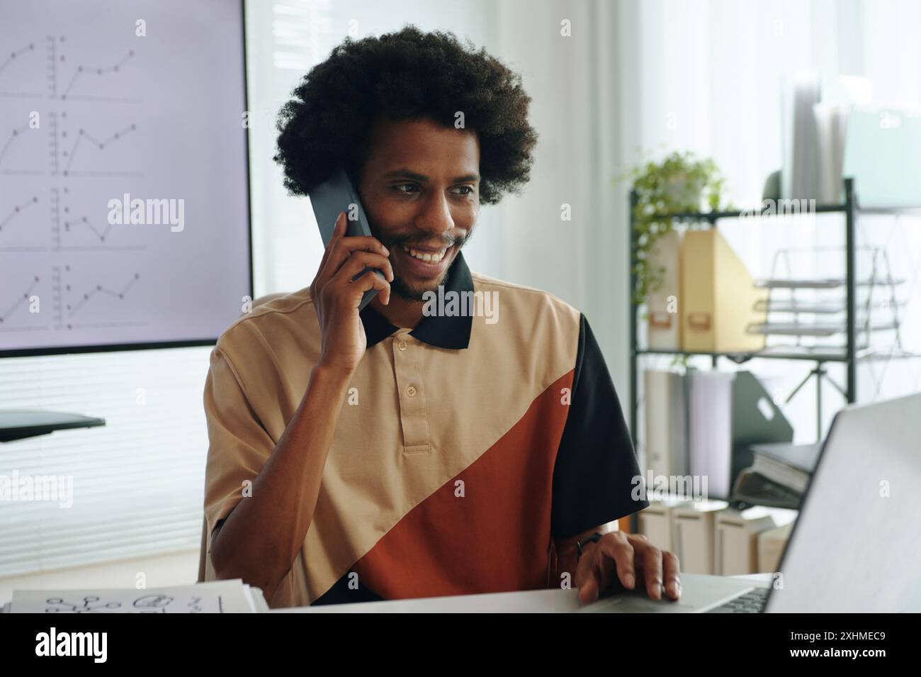 Conversation with customer hi-res stock photography and images - Alamy