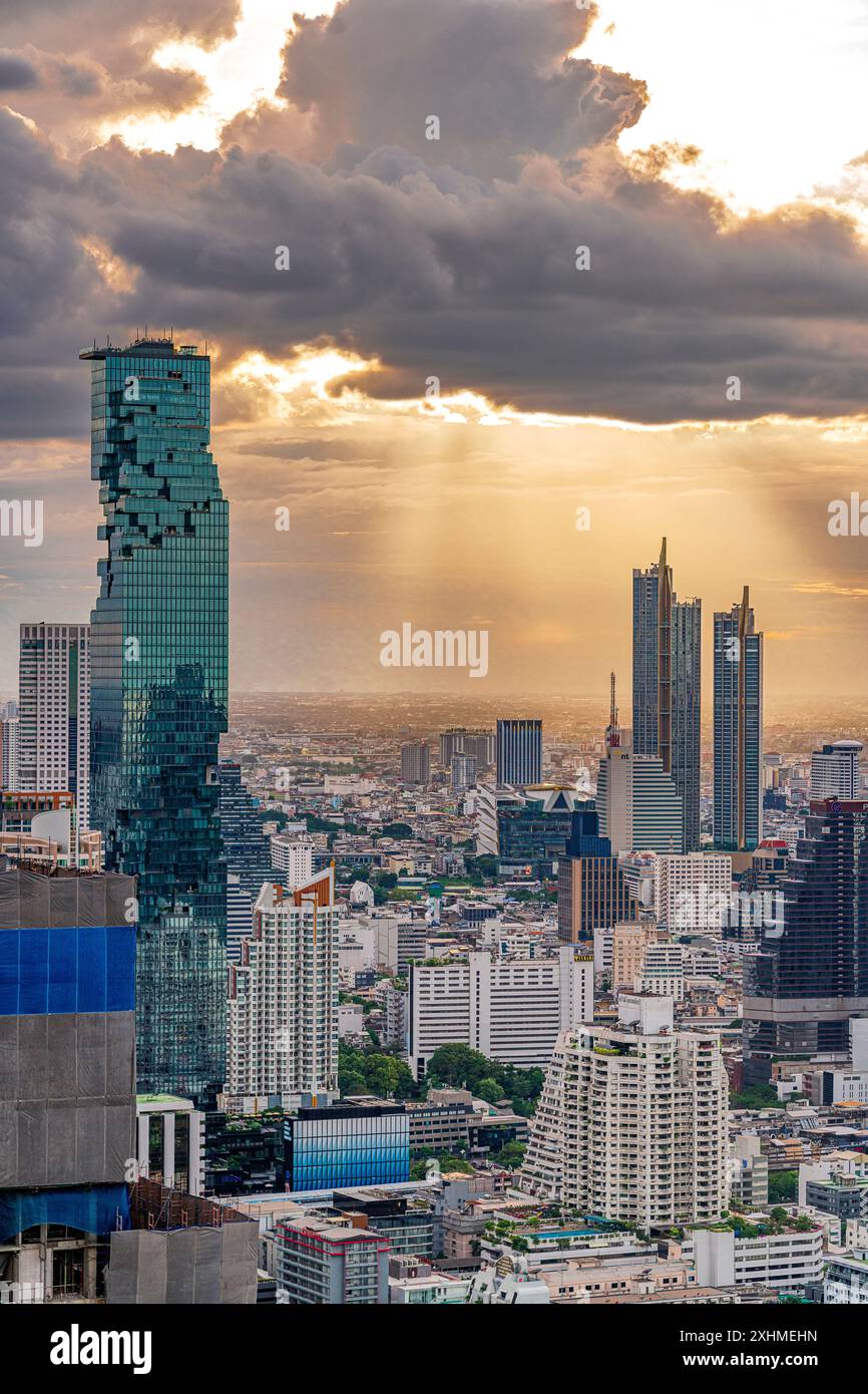 Iconic Mahanakhon skyscraper at sunset, Bangkok Stock Photo - Alamy