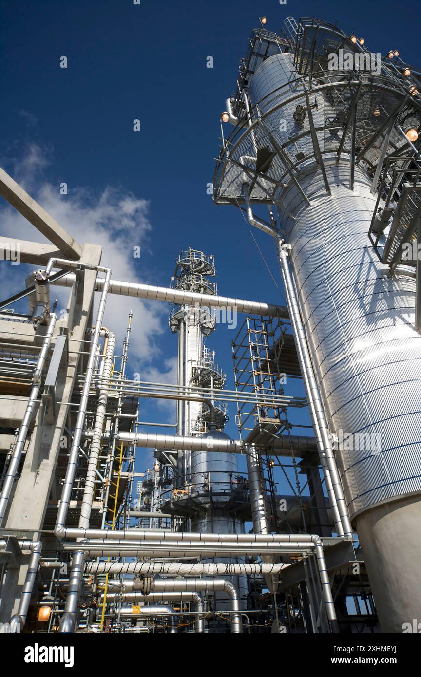 Clean refinery hi-res stock photography and images - Alamy