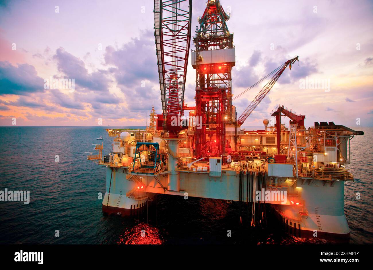 View of drilling rig in the Gulf of Mexico Stock Photo - Alamy