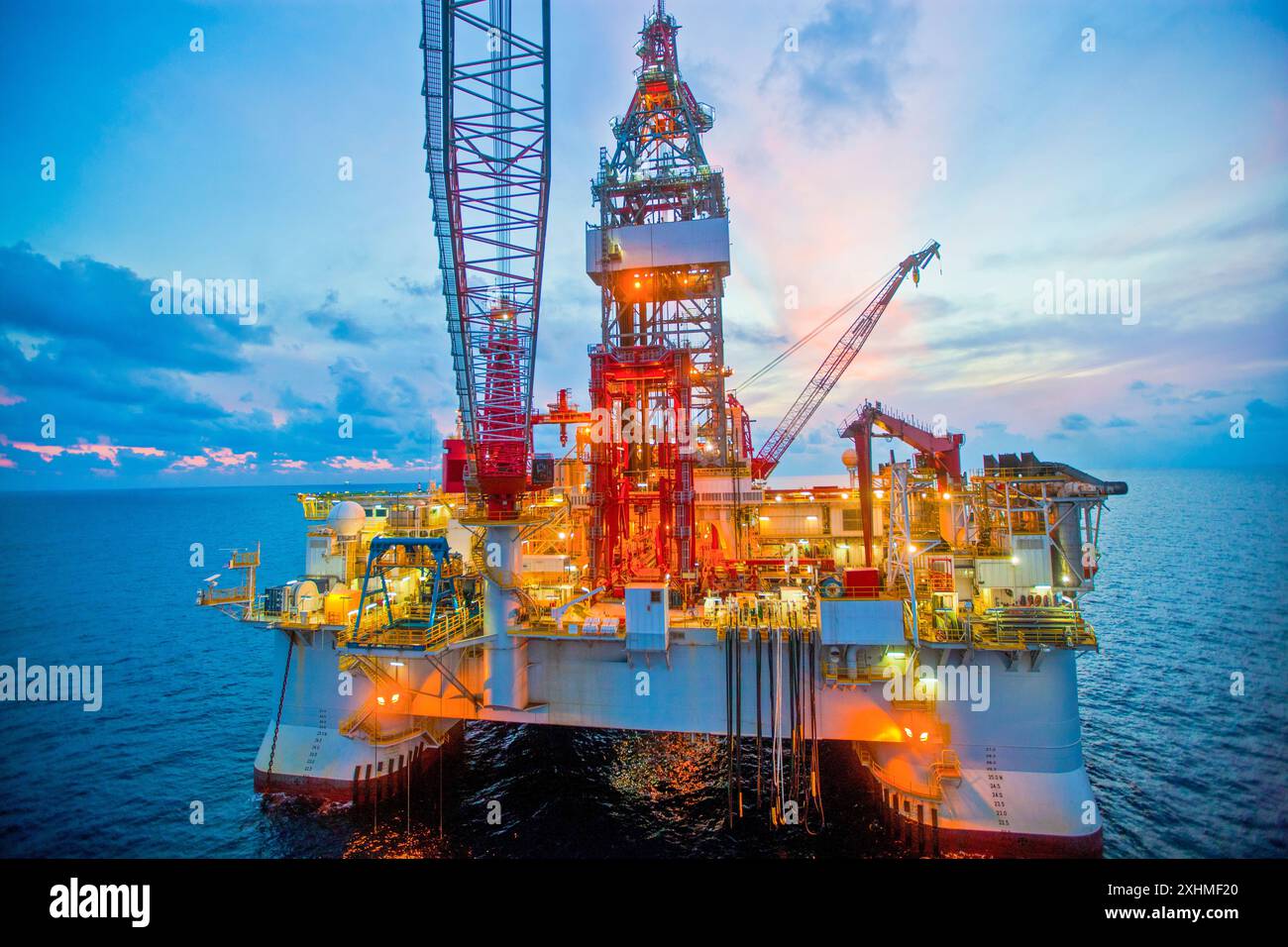 Drilling rig in gulf hi-res stock photography and images - Alamy