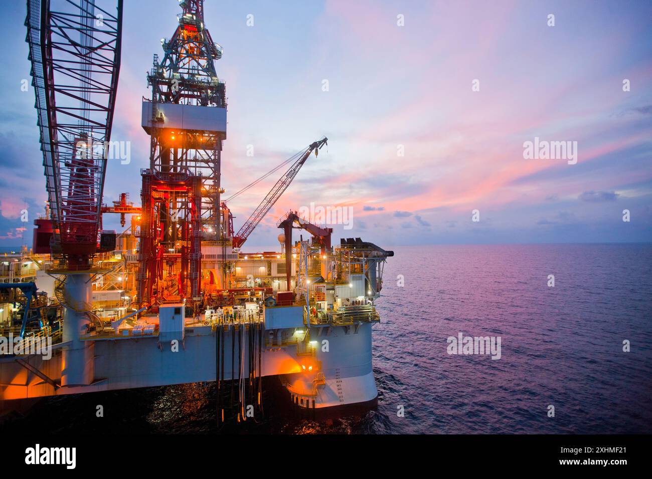 Drilling rig in gulf hi-res stock photography and images - Alamy
