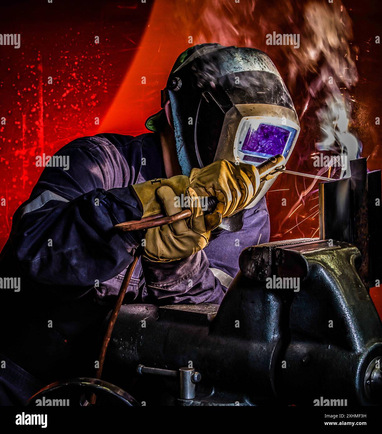 Red metal beams hi-res stock photography and images - Alamy