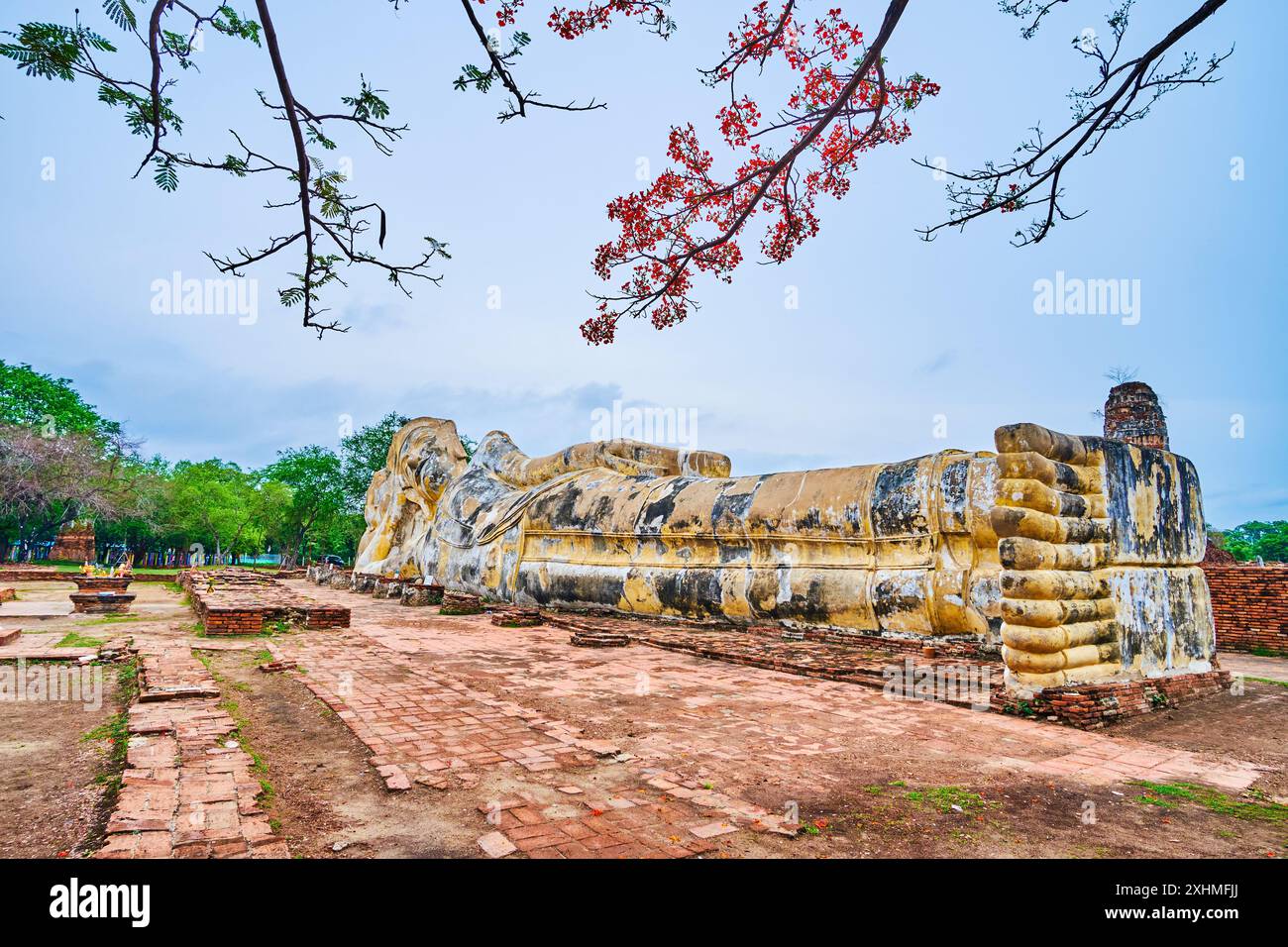 The large statue of Reclining Buddha of Wat Lokaya Sutha in Ayutthaya ...