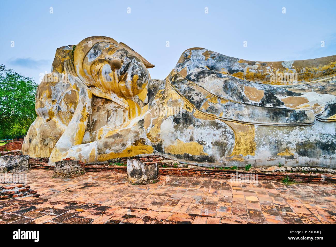 The large statue of Reclining Buddha of Wat Lokaya Sutha in Ayutthaya ...