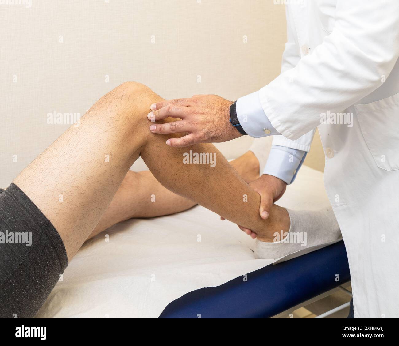 Patient knee check hi-res stock photography and images - Alamy