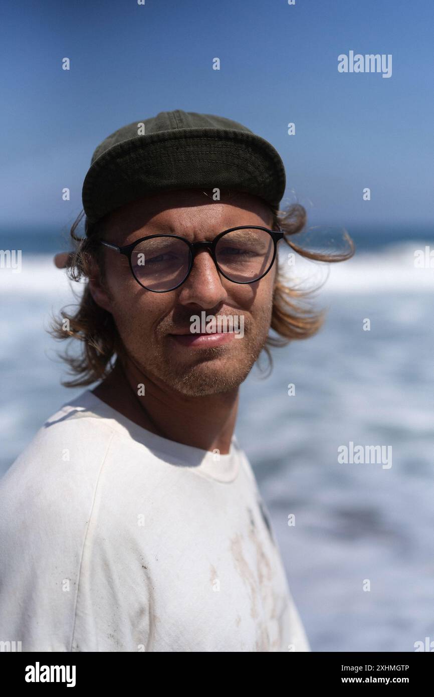 Squinting from the sun hi-res stock photography and images - Alamy