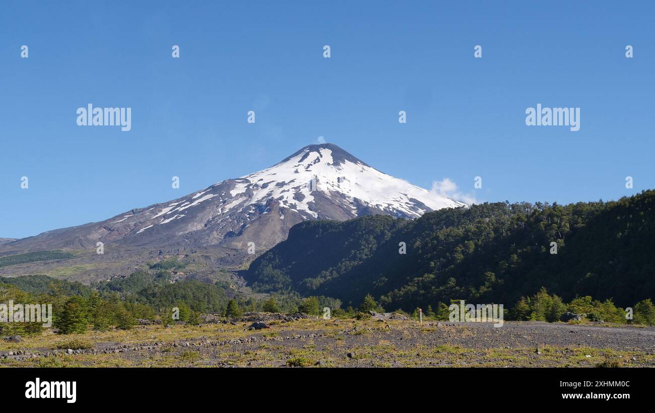 Volcano lake villarrica pucon chile hi-res stock photography and images ...