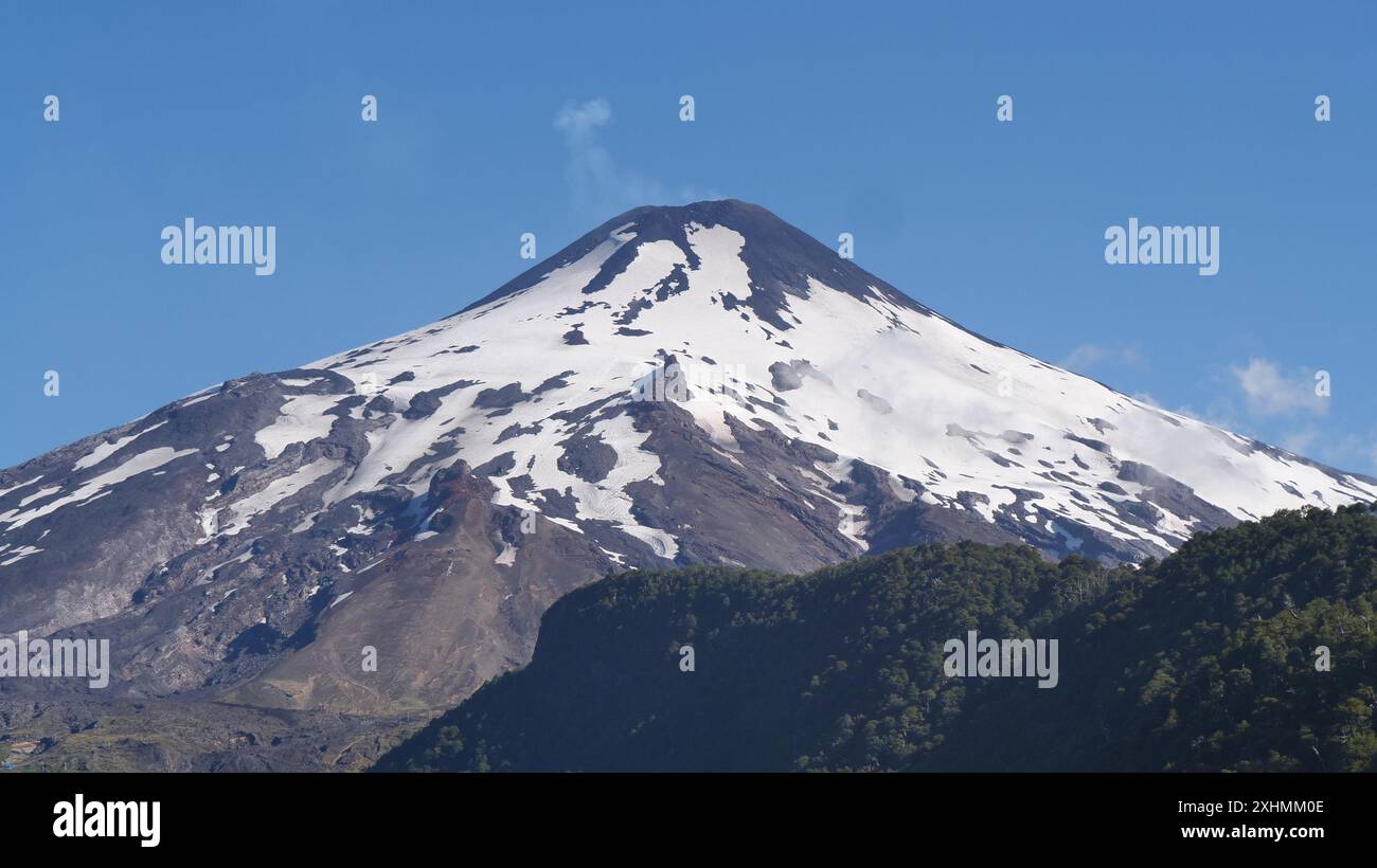 Volcano lake villarrica pucon chile hi-res stock photography and images ...