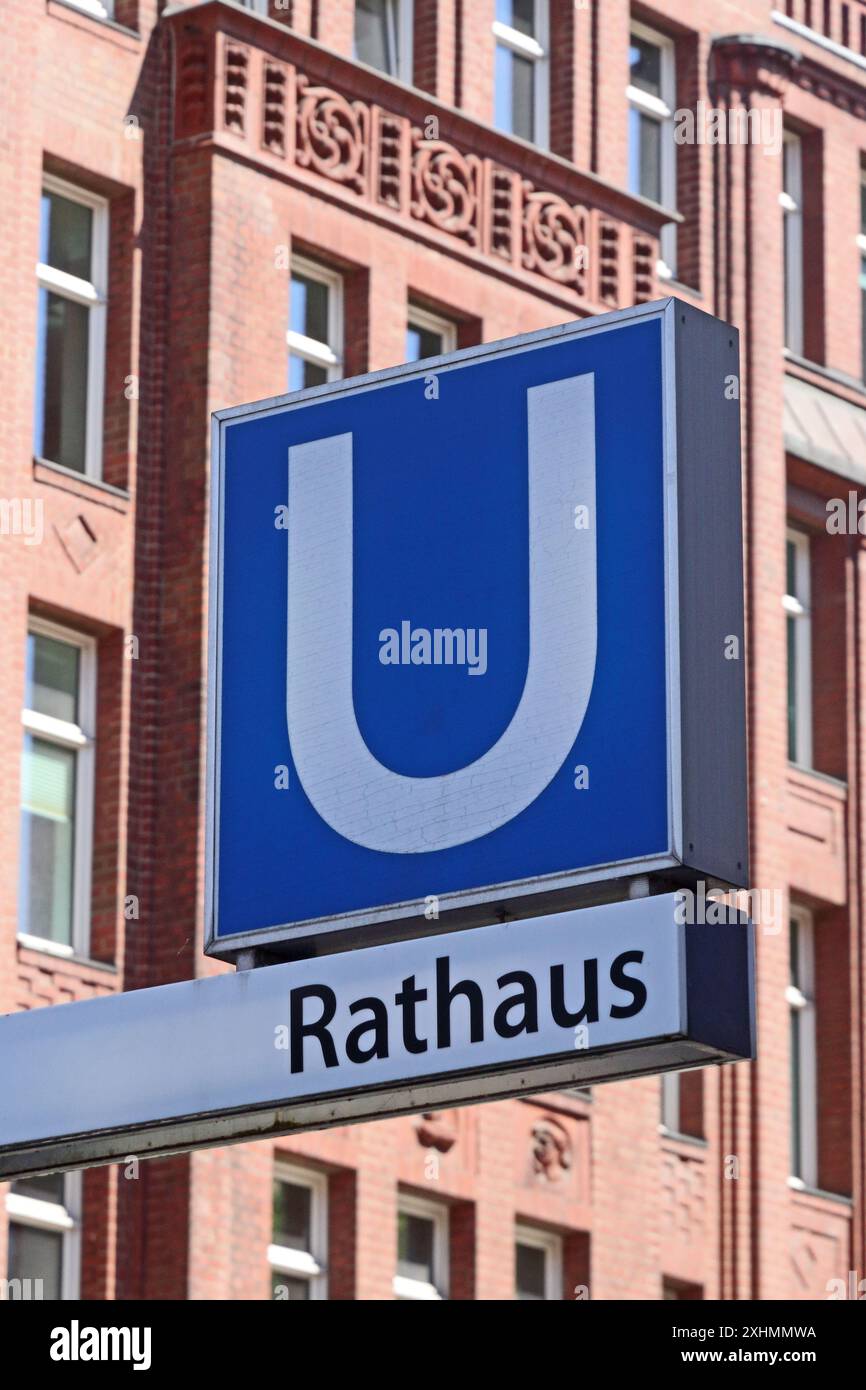 Sign for U-Bahn (underground) rail staion at Rathaus, Hamburg, Germany ...