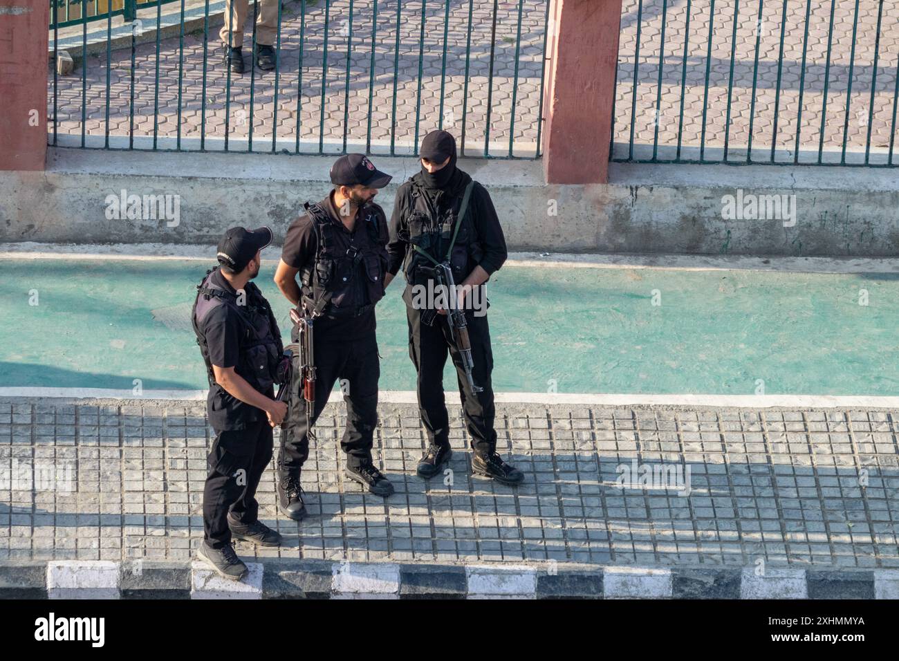 Indian paramilitary troopers stand on guard as Kashmiri Shiite Muslims ...
