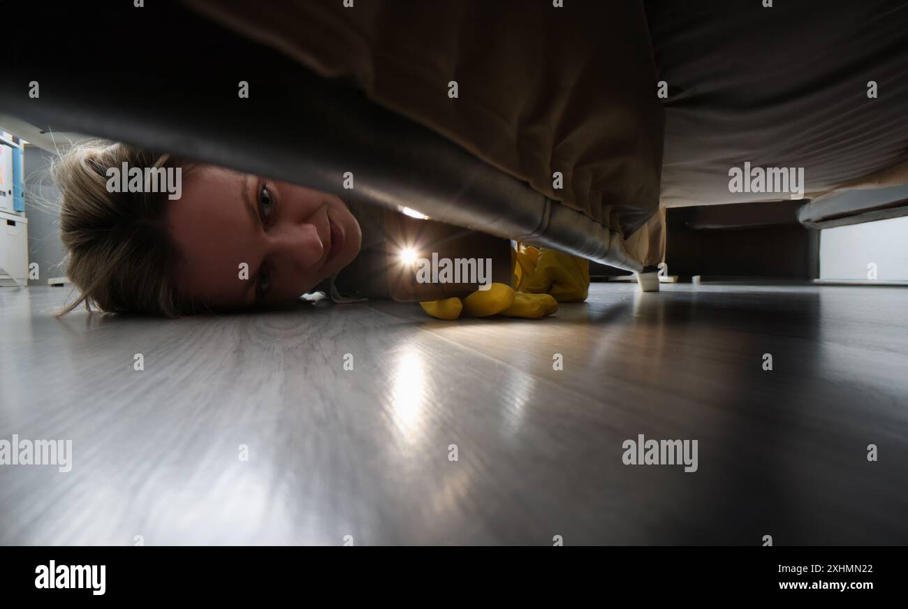 Girl look under bed hi-res stock photography and images - Alamy