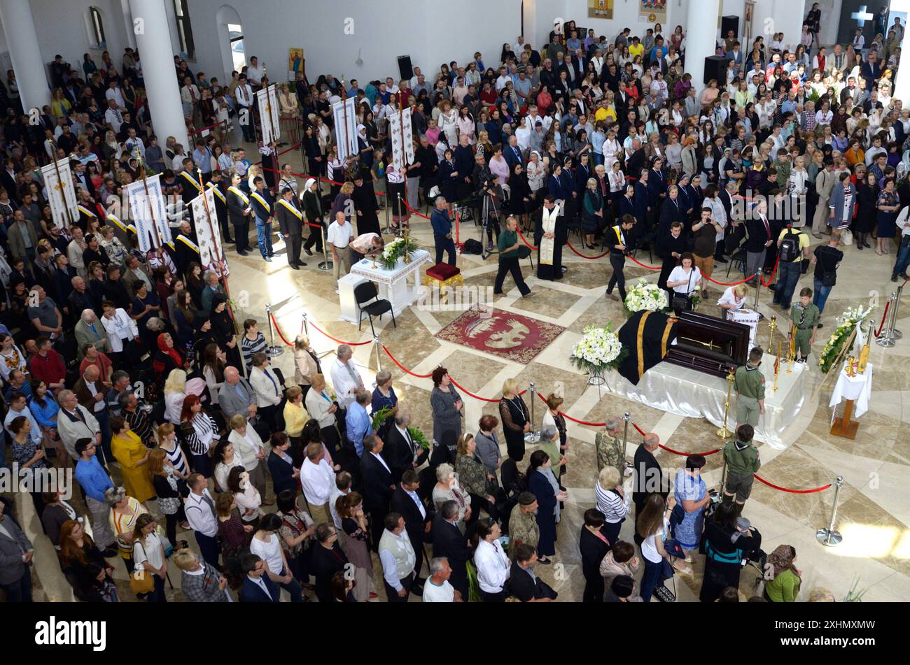 Mass of christian burial service hi-res stock photography and images ...
