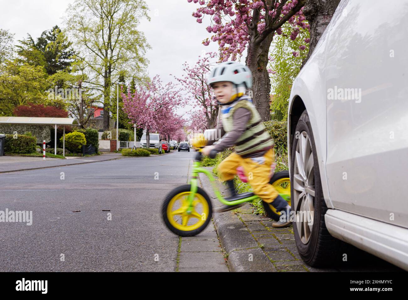 Kind hinter parkendem Auto im Strassenverkehr, Bonn, 03.04.2024. Bonn ...