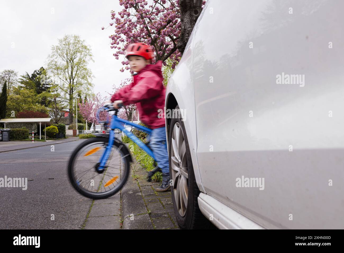 Kind hinter parkendem Auto im Strassenverkehr, Bonn, 03.04.2024. Bonn ...