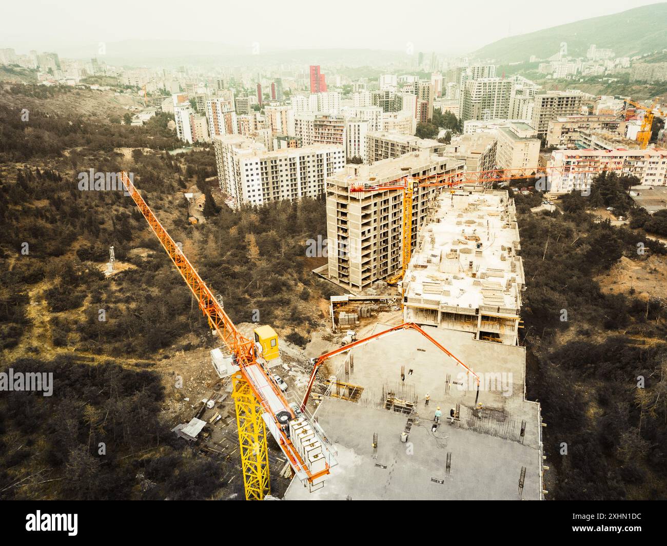 Builders working on rooftop hi-res stock photography and images - Alamy