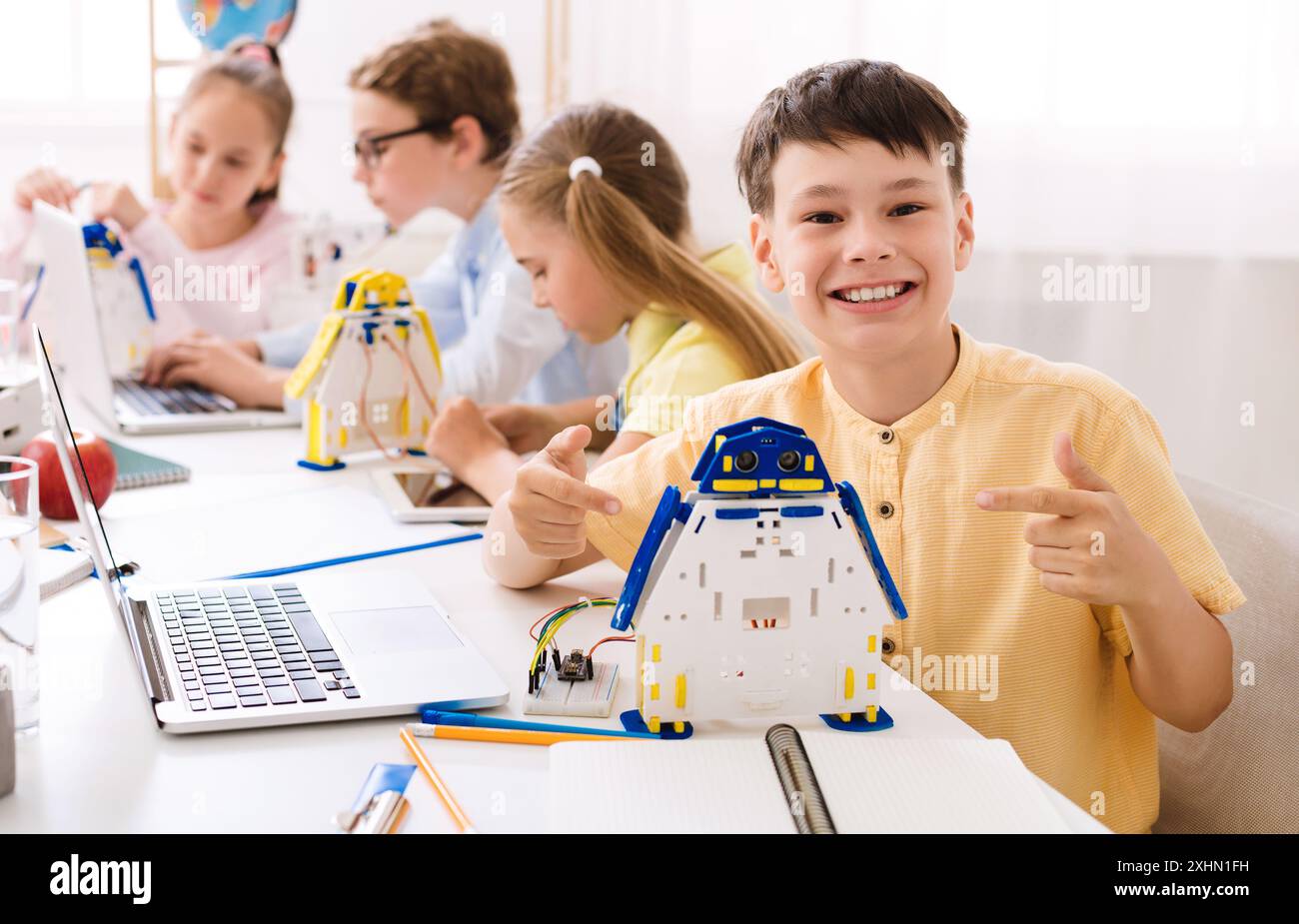 School boy hands engineering classroom hi-res stock photography and images - Alamy