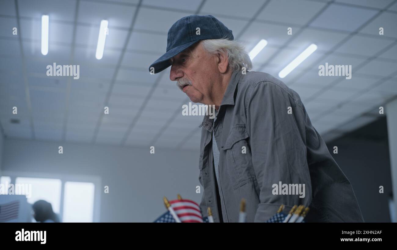 Elderly poll worker hi-res stock photography and images - Alamy