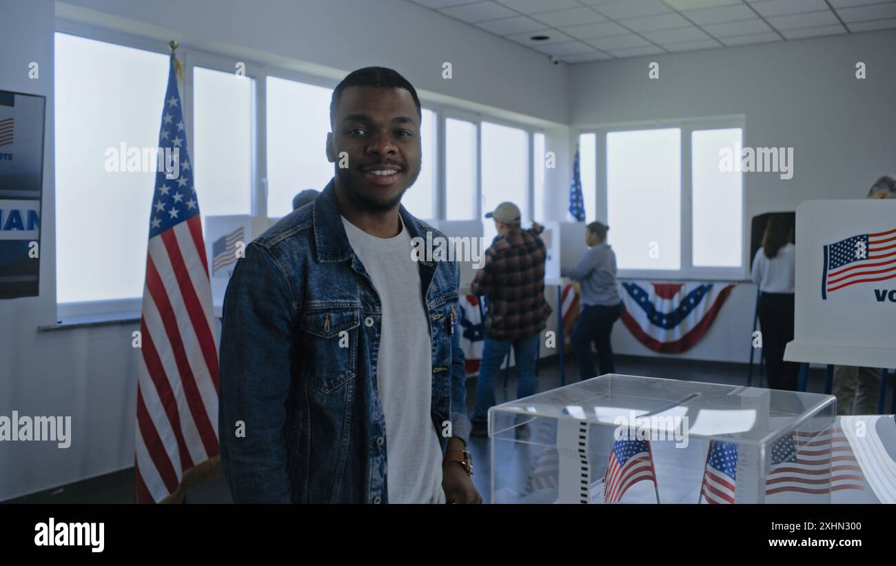 Us voting booths voters hi-res stock photography and images - Alamy