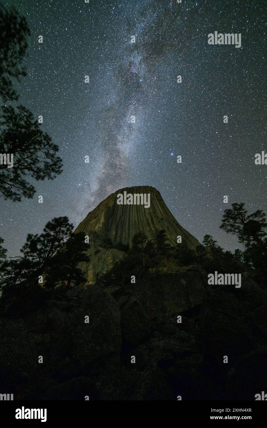 Milky way over devils tower hi-res stock photography and images - Alamy