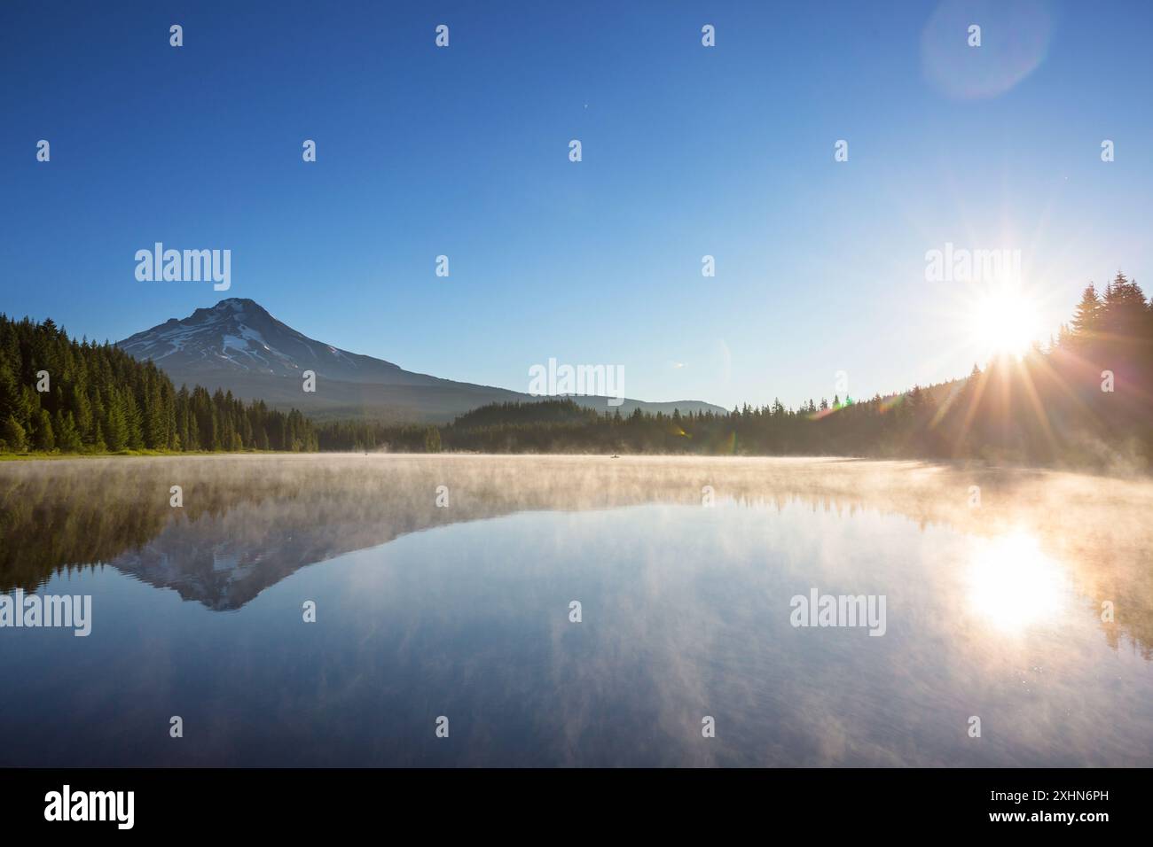 Mount. Hood reflection in Trillium lake, Oregon, USA. Beautiful natural ...