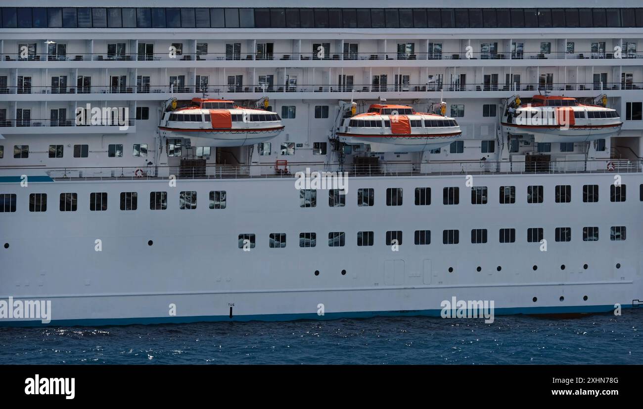 Cruise ship port side hi-res stock photography and images - Alamy
