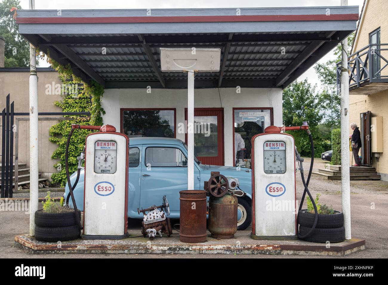 An old disused gas station and an old Austin A30 Stock Photo - Alamy