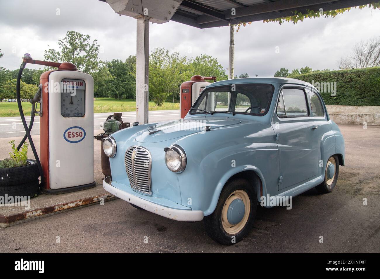An old disused gas station and an old Austin A30 Stock Photo - Alamy