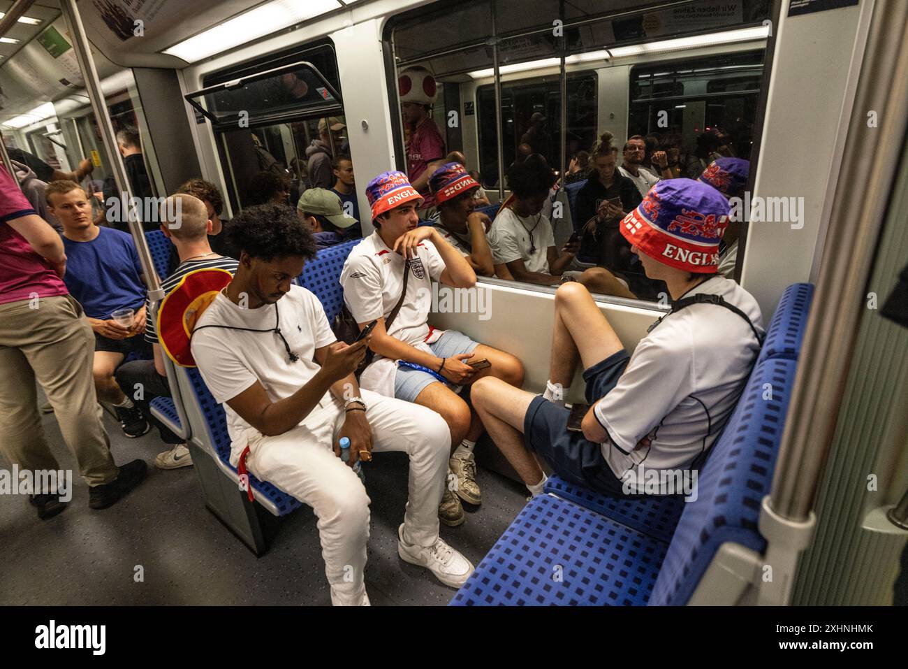 England fans hi-res stock photography and images - Alamy