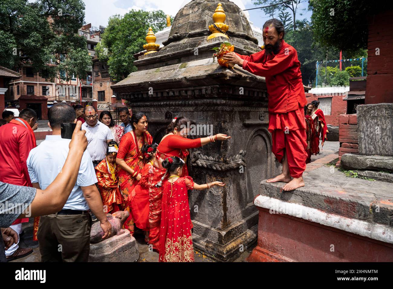 (240715) -- LALITPUR, July 15, 2024 (Xinhua) -- Girls from Newar ...