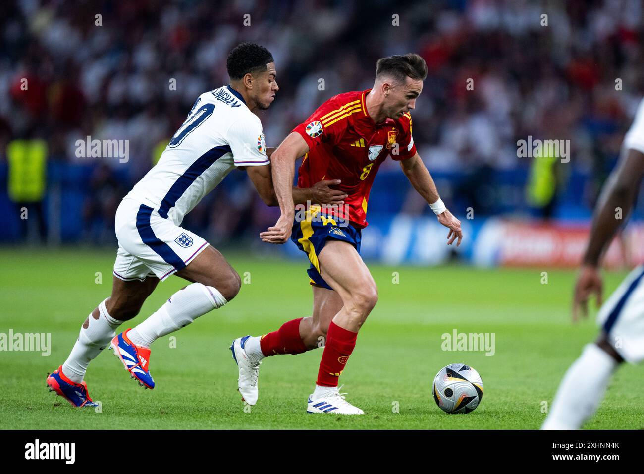 Fabian Ruiz Pena (Spanien, #08) im Zweikampf mit Jude Bellingham ...