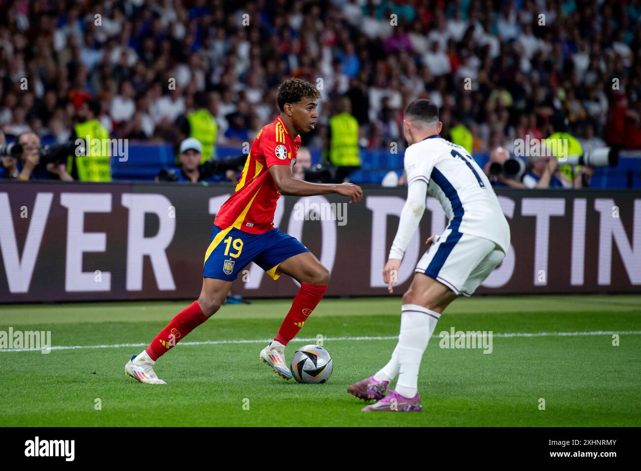 Lamine Yamal (Spanien, #19) im Zweikampf mit Philip Foden (England, #11), GER, Spain (ESP) vs ...