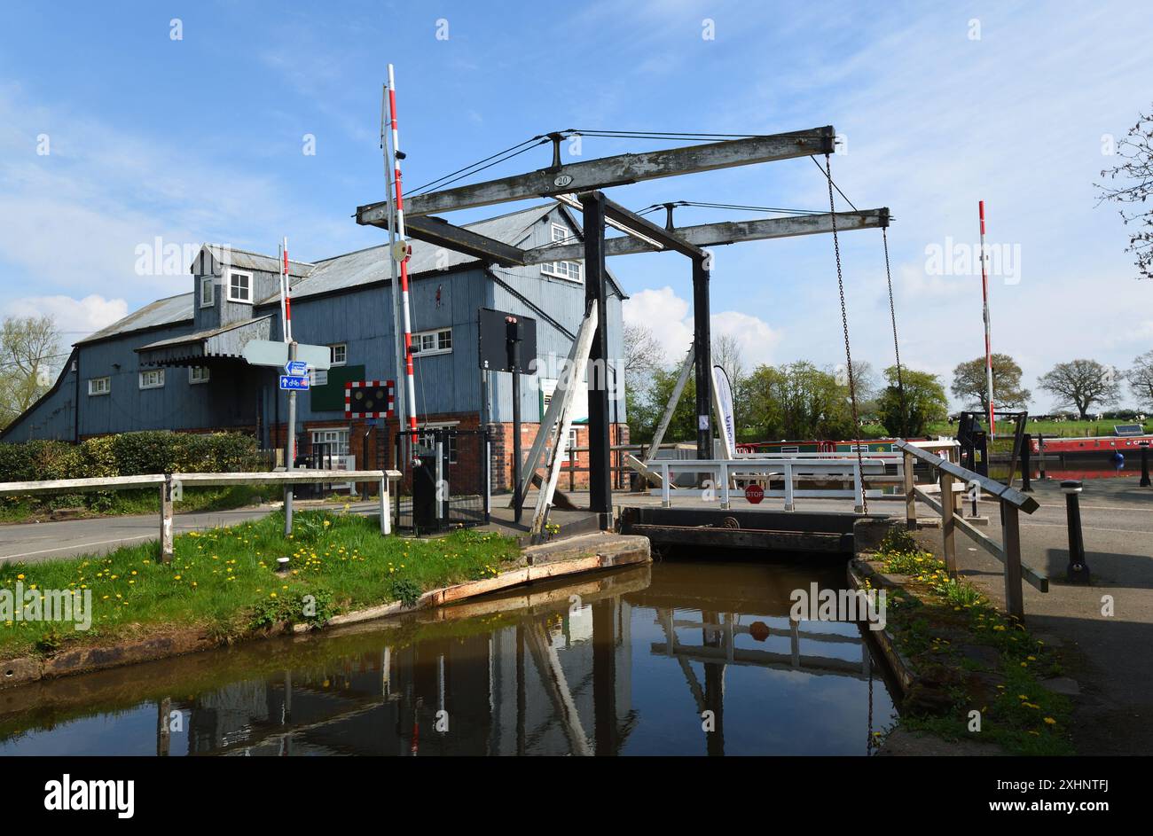 Lift bridge at Wrenbury Cheshire over the Llangollen canal Stock Photo ...