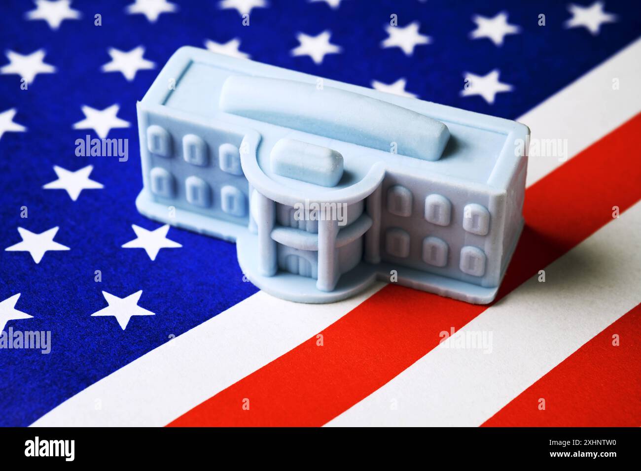 Miniatur vom Weißen Haus auf US-Fahne, Symbolfoto Wahlkampf und ...