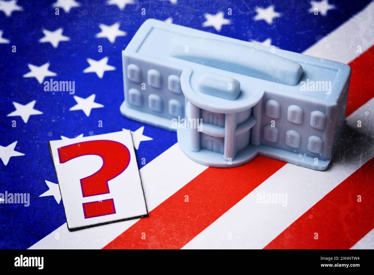 Miniatur vom Weißen Haus auf US-Fahne mit Fragezeichen, Symbolfoto ...