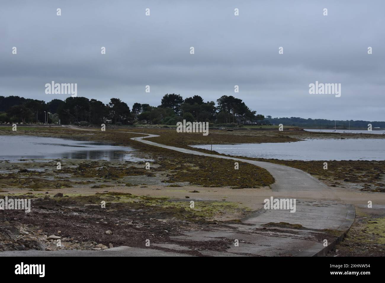 a path separating the sea, revealing at low tide. Beauty of golf Of ...