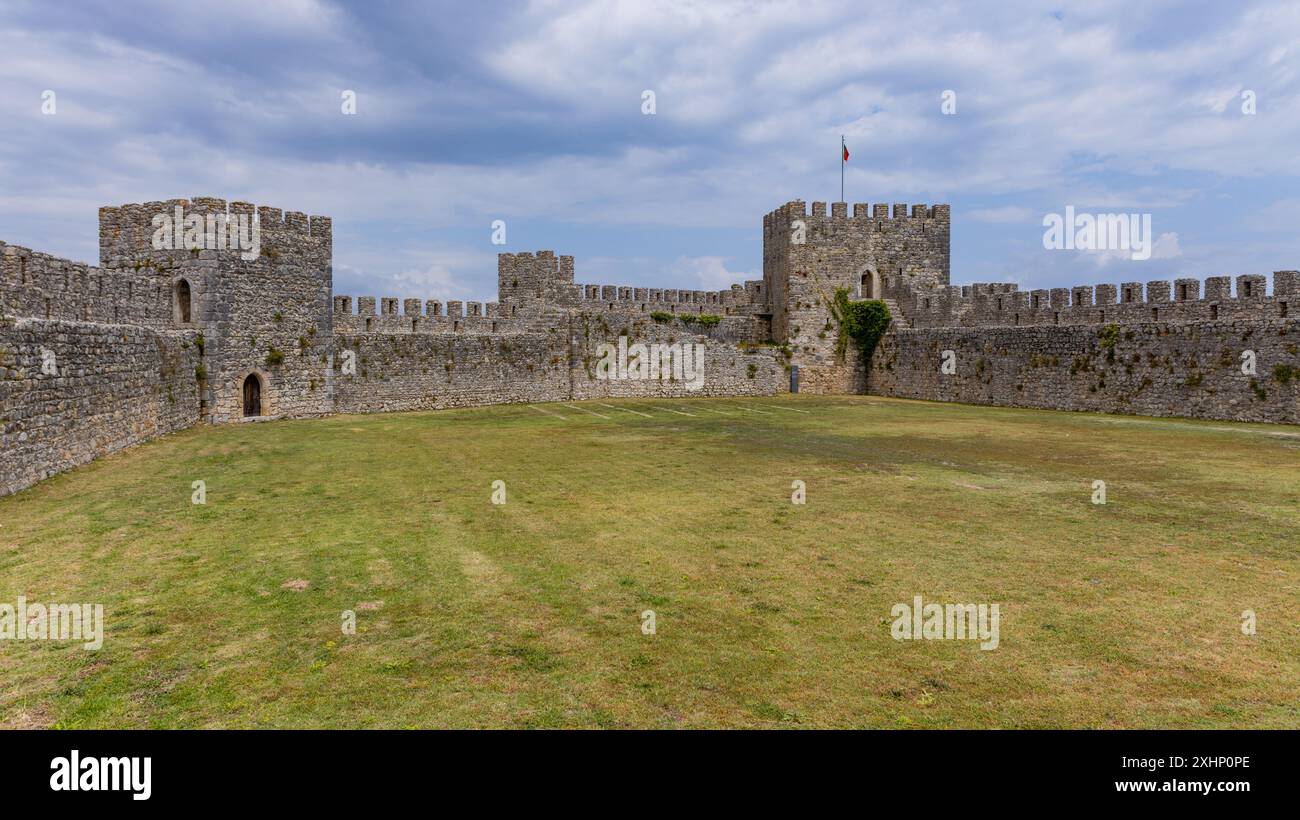 Detail of the ruined castle of Montemor-o-Velho, Portugal Stock Photo ...